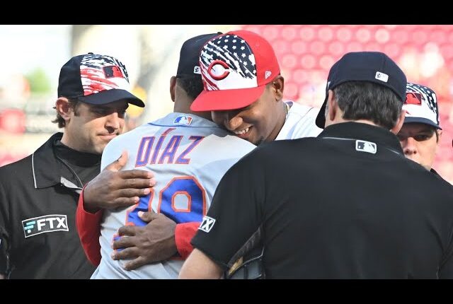 Brothers Alexis and Edwin Díaz exchange lineup cards – MLB Journal